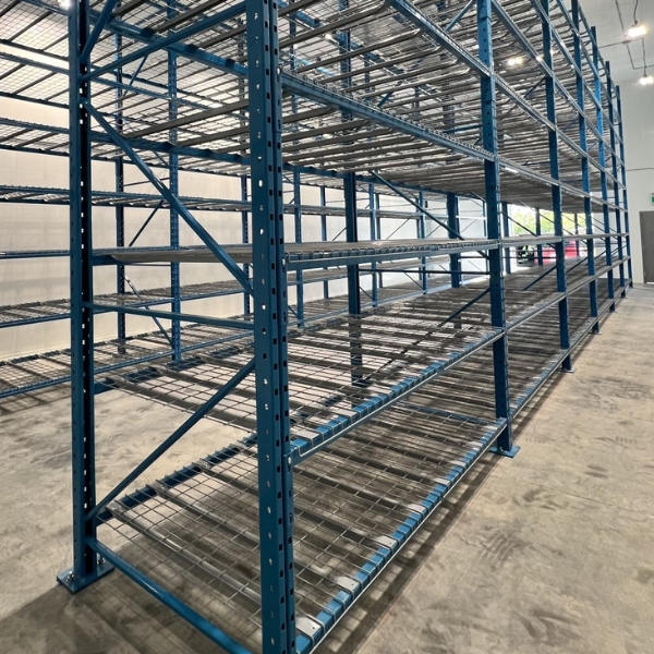 Wire Decking vs Solid Shelving - Commander Warehouse